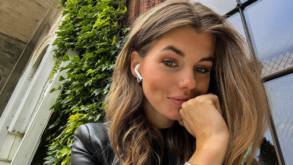 De wind laat borsten van bekend model flashen tijdens FHM500 - Escalatie